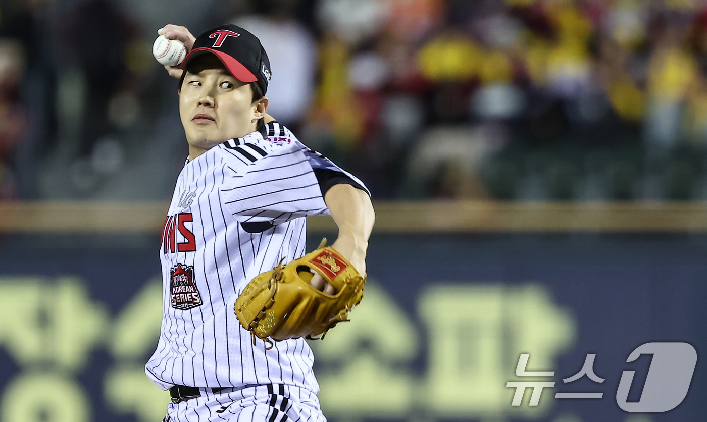 이틀 앞당겨 출격 LG 임찬규, 3⅓이닝 2피홈런 5실점 강판[KS2]