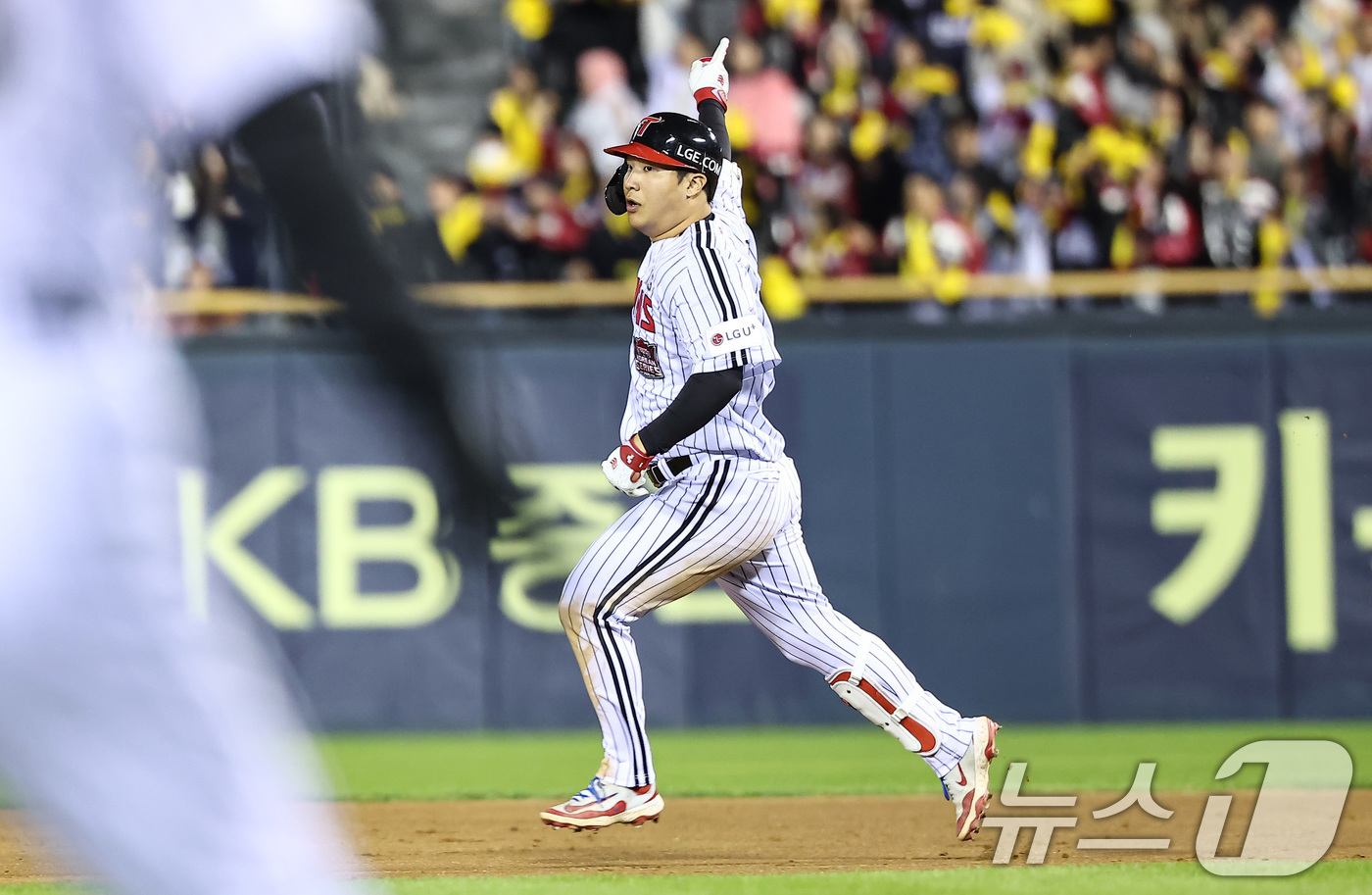 화끈한 LG, 한화 13-5 완파 '2연승'…문보경 데일리 MVP(종합)[KS2]