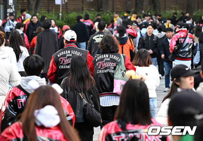 이렇게 추운 날 야구라니, 그런데 매진됐다! LG-한화 2차전도 2만3750석 만원사례…PS 누적 관중 28만명 돌파 [KS2]