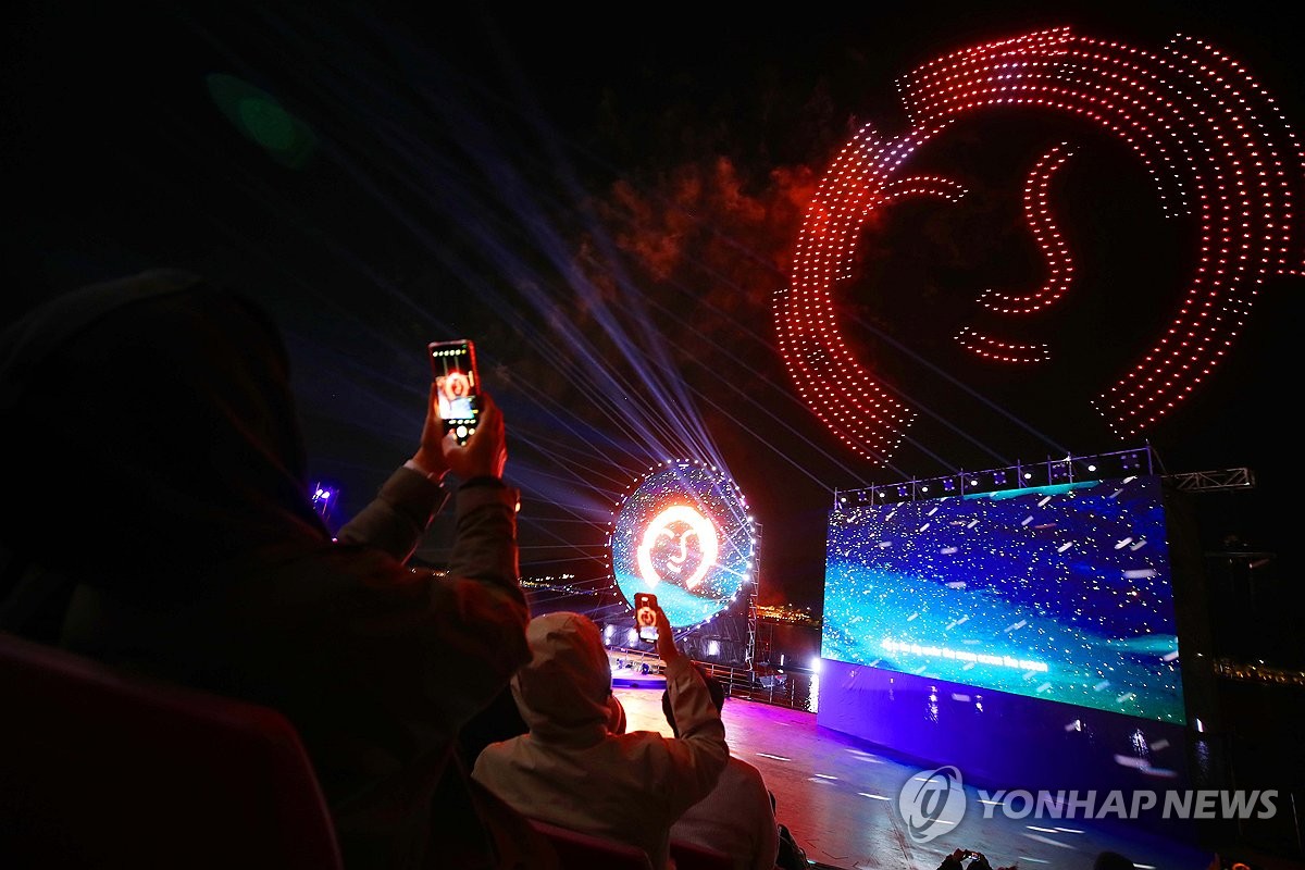 '탄성·불꽃에 물든 경주'…APEC 맞이 멀티미디어쇼 개최