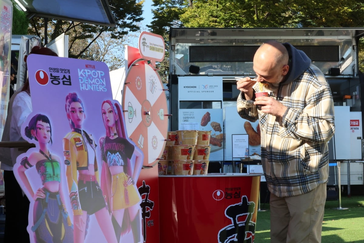 젠슨 황, HBM 대신 비비고·신라면 들까…APEC 수혜주는 [분석+]