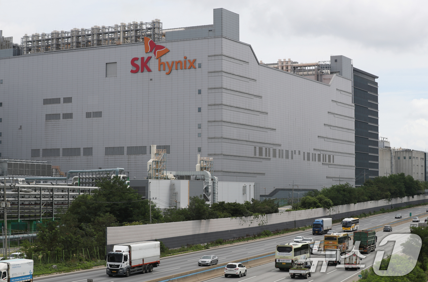 [IR] SK하이닉스 "내년 HBM 매진…2027년도 공급 타이트해"