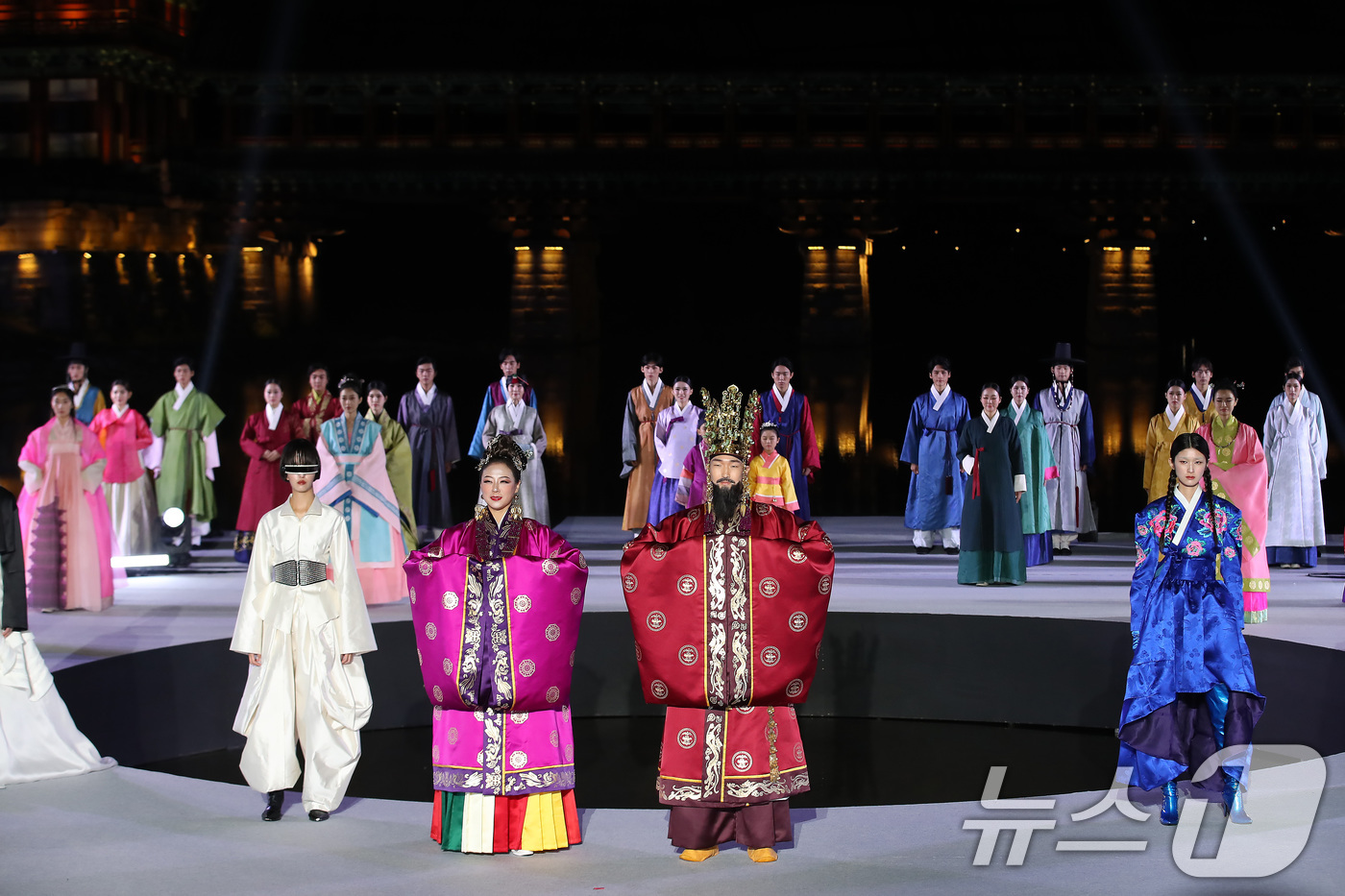 '신라의 미와 미래의 빛' APEC 사로잡은 월정교 한복패션쇼