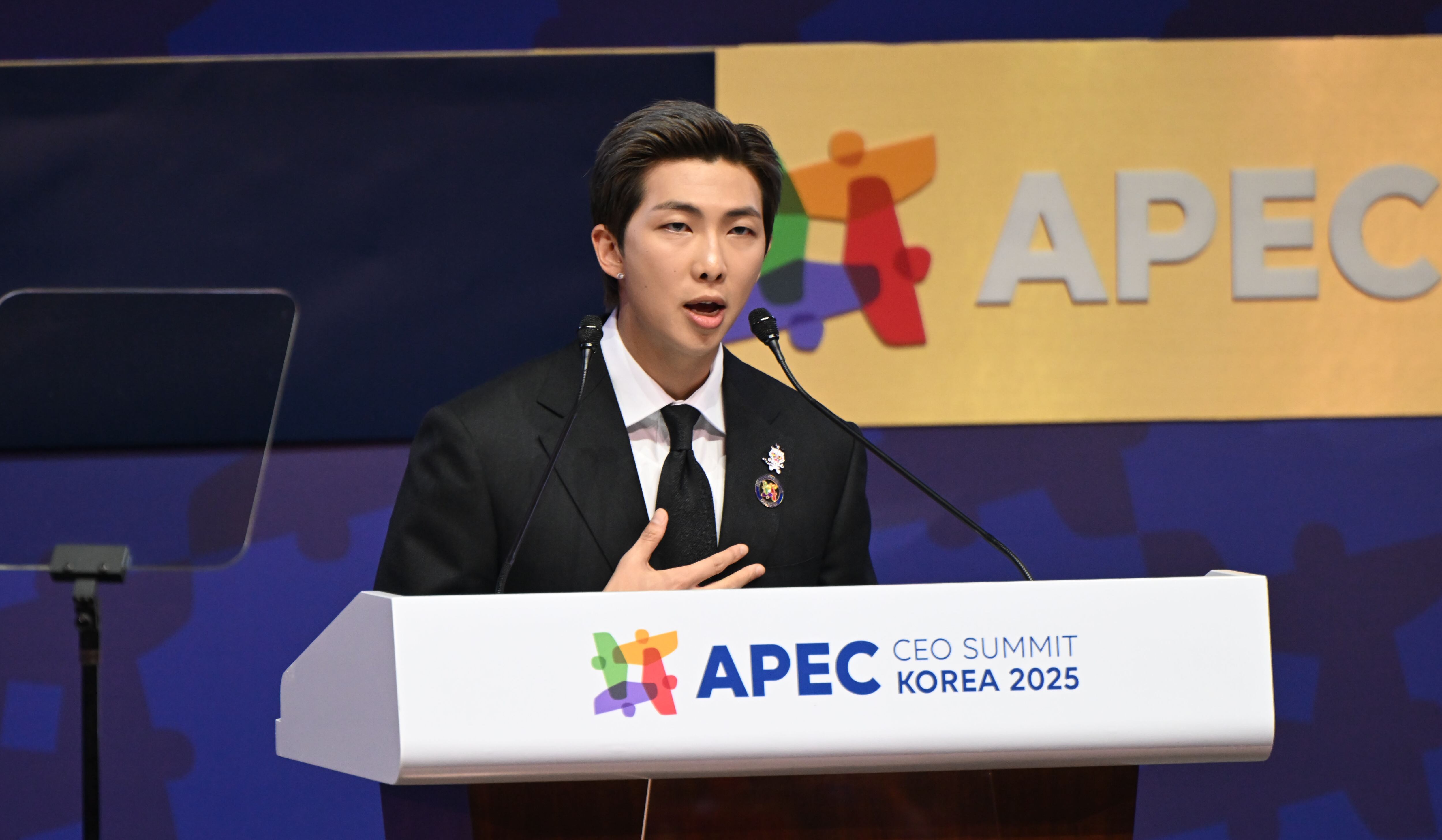 APEC 연단 선 BTS RM “창작자 재능 빛날 수 있도록 투자해달라”