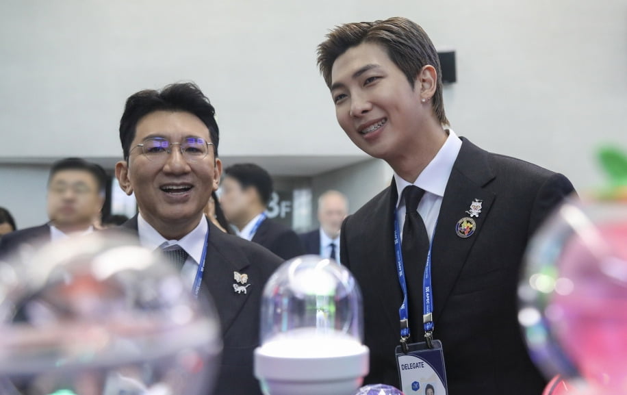 BTS RM 대동하고 나타난 방시혁…APEC CEO 서밋서 포착 [APEC 2025]