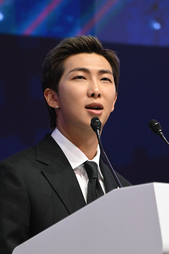BTS RM, APEC 연설 "K팝이 강하고 포용적인 공동체 만들어내는 이유는…"
