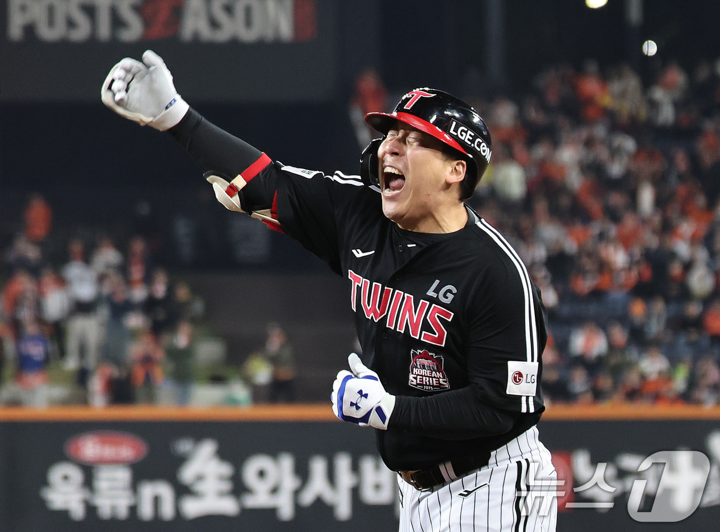 '9회 6득점' LG, 7-4 극적 뒤집기…통합 우승 1승 남았다[KS4]