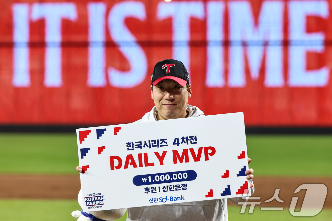 '9회 6득점' LG, 7-4 극적 뒤집기…통합 우승 1승 남았다(종합)[KS4]