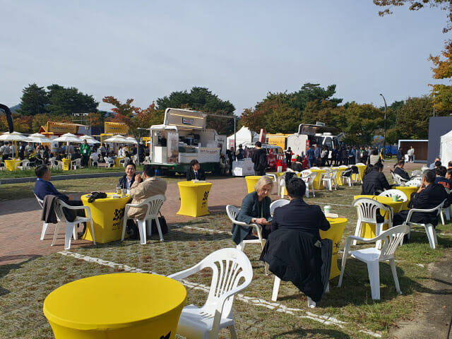 [르포] "韓 치킨, 소문대로 맛있어요"…APEC 참가자들, KB금융·롯데 덕에 K-푸드 '열광'