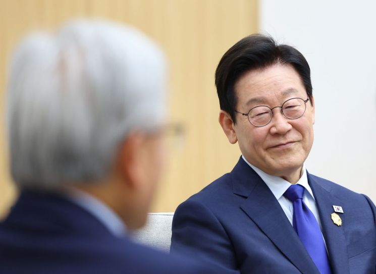 드디어 공개된 깜짝 선물…李대통령, 젠슨 황 만나 엔비디아 GPU 26만장 확보[경주APEC]