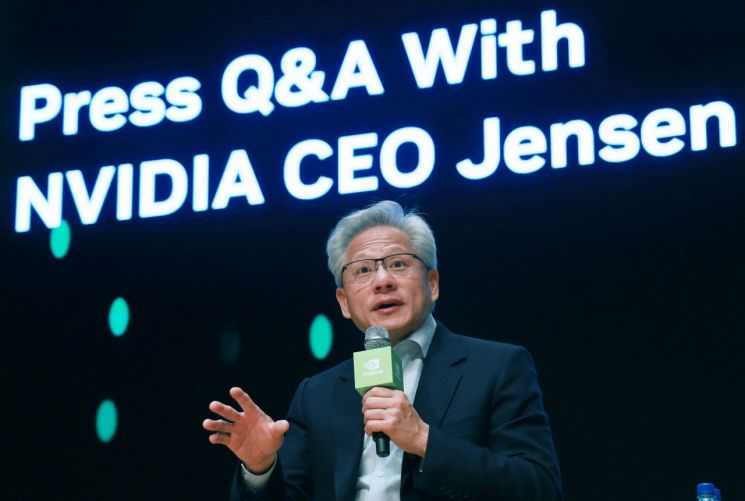 [경주APEC]젠슨 황 "HBM97까지 함께…삼성, 로봇칩도 만들어"(종합)