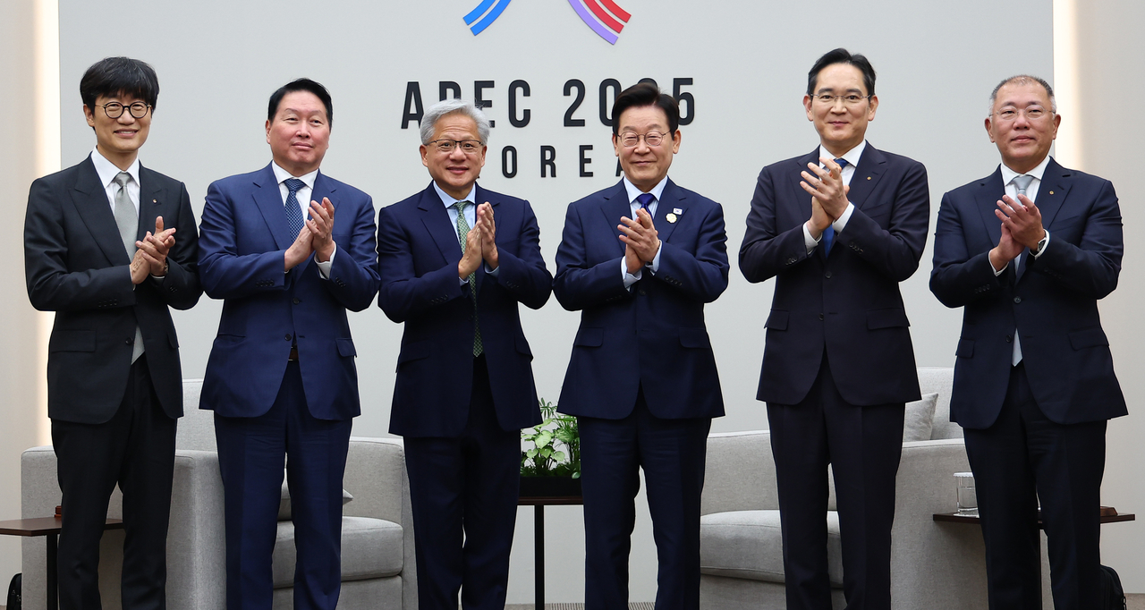 李대통령 만난 젠슨황…한국에 GPU 26만장 공급 약속[경주 APEC]