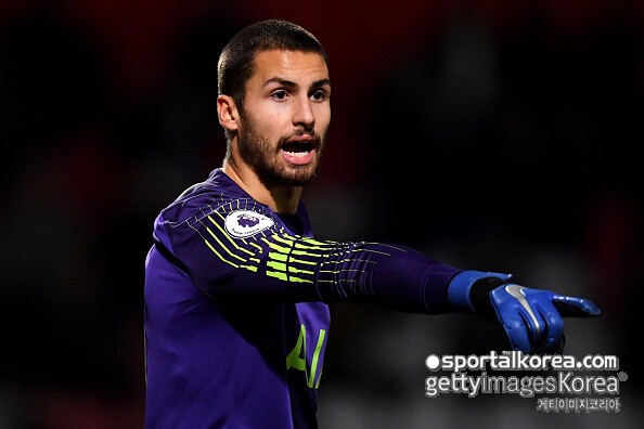 굿바이! 깜짝 은퇴 발표 '韓 레전드' 손흥민과 'UEL 우승컵' 끝으로 축구계 떠나는 토트넘 27세 GK, "행복하지 않았다"...사진 작가로 새 삶