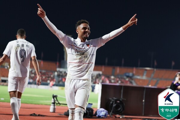 [K리그1 35R] '주닝요 환상 프리킥 골' 포항, 김천에 1-0 신승…3위권 추격 시동 걸었다