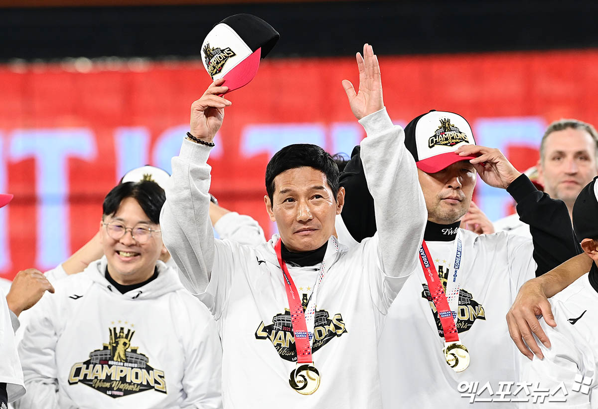 염갈량, LG 역사상 최고 '명장' 우뚝…"4차전 이기고 우승 확신, 일주일만 즐기겠다" [LG V4]