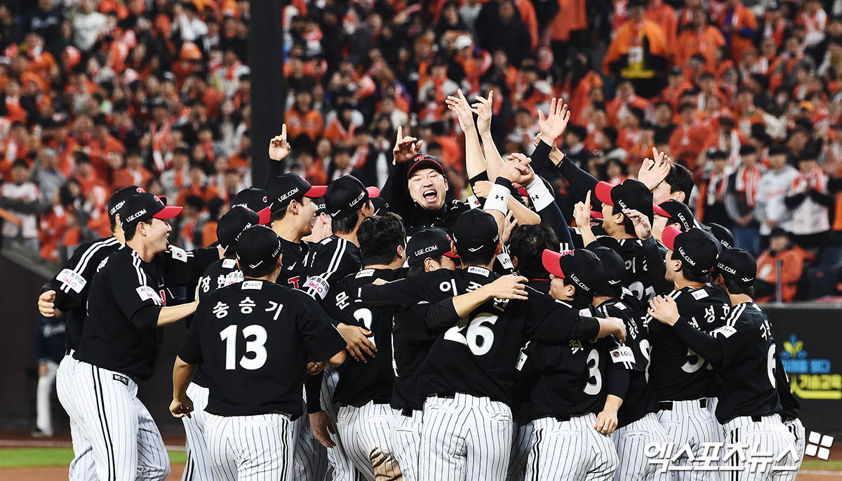 "너무 간절하게 원했다"…환하게 웃은 '울보 주장', 다음 시즌도 LG와 동행? "좋은 방향으로 흘러갔으면" [LG V4]