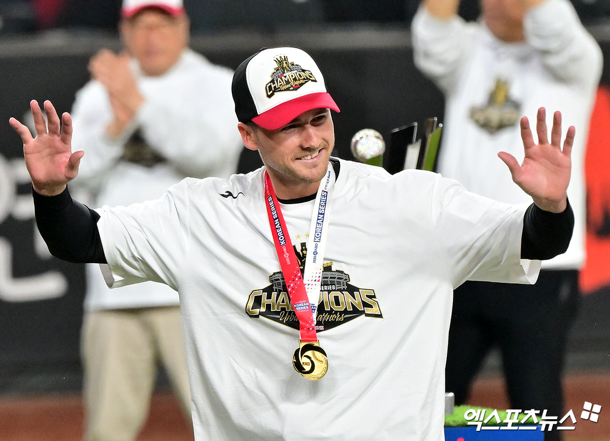 'MLB 無 경력' 대체 외인, LG를 정상으로 이끌었다…"한국행, 평생 기억 남을 기쁨" [LG V4]