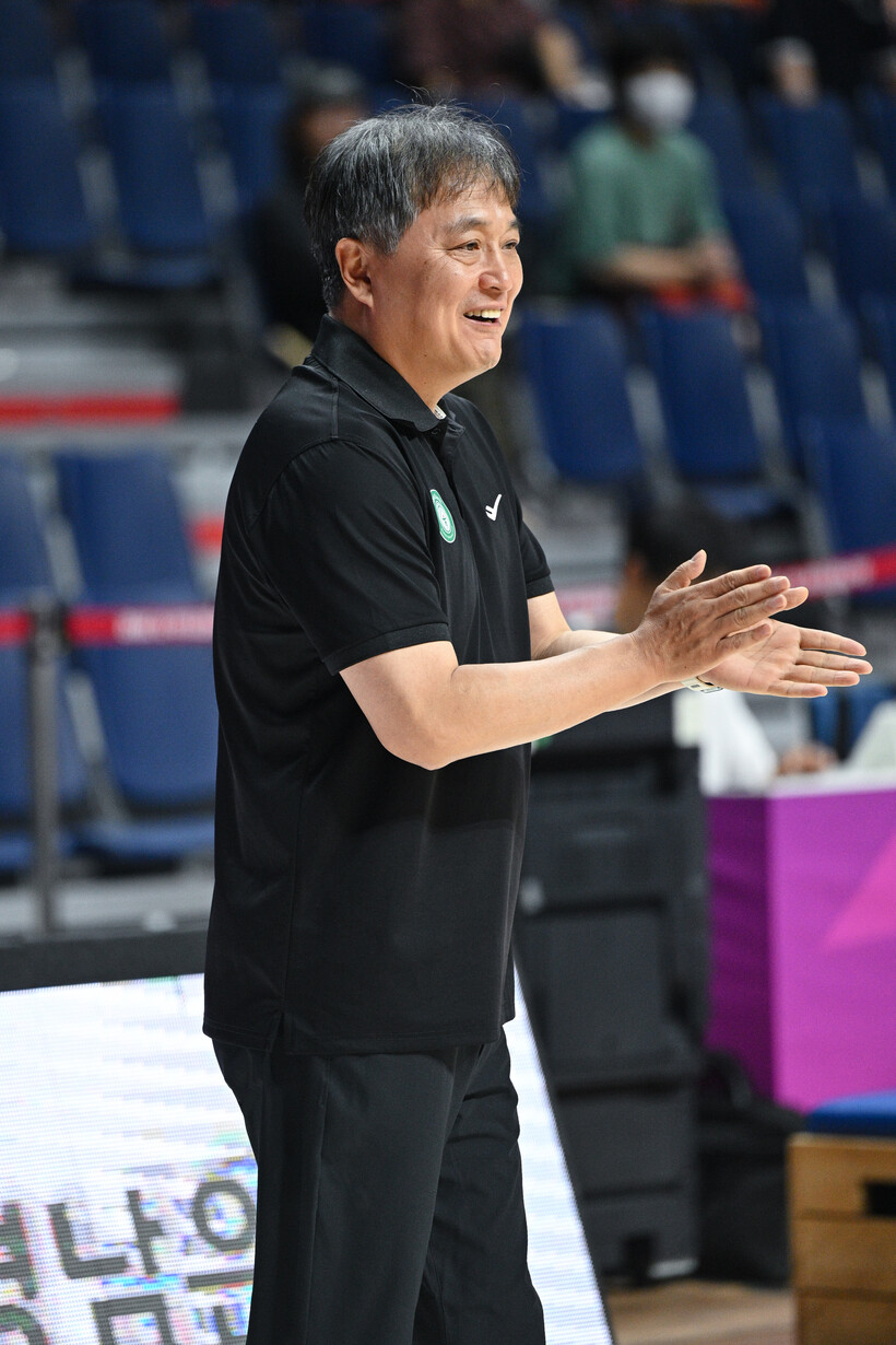 “KBL과 WKBL 규정 차이 궁금했다” 하나은행 이상범 감독이 경기 규칙 설명회를 찾은 이유