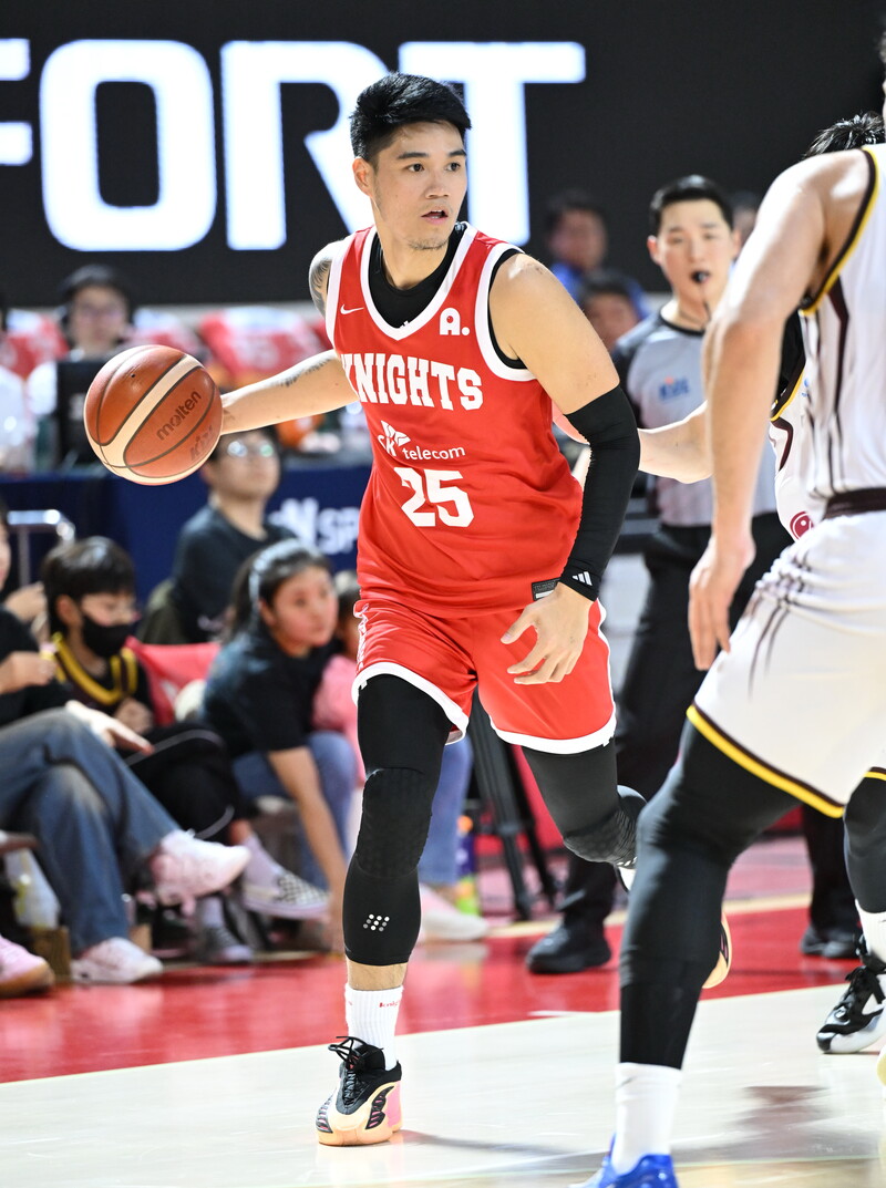 [BK 리뷰] '삼각편대 맹위' SK, KCC에 1라운드 패배 설욕... KCC는 '3연패'