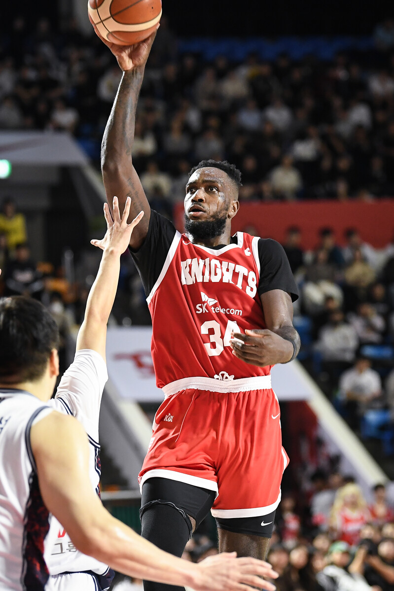 [BK 리뷰] '삼각편대 맹위' SK, KCC에 1라운드 패배 설욕... KCC는 '3연패'