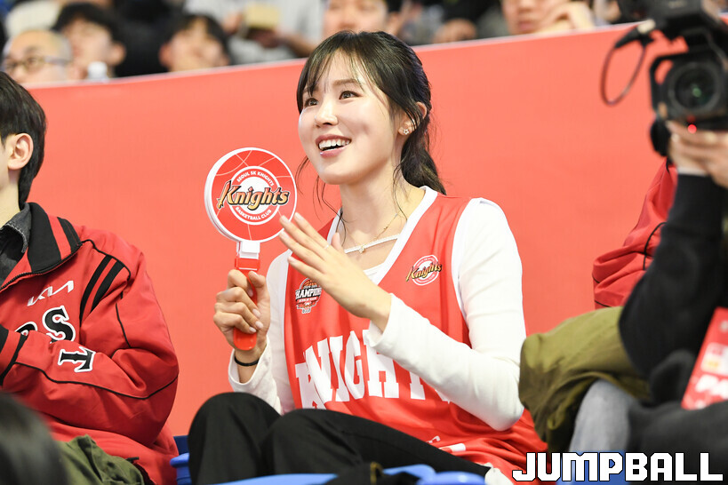 [농구장을 찾은 스타] 쇼트트랙 김아랑 'SK-KCC 직관 왔어요'