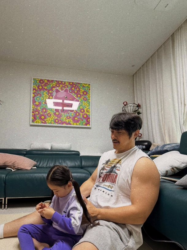 KCM, ‘딸바보 근육아빠’의 하루…둘째 머리 묶어주며 셋째 기다린다