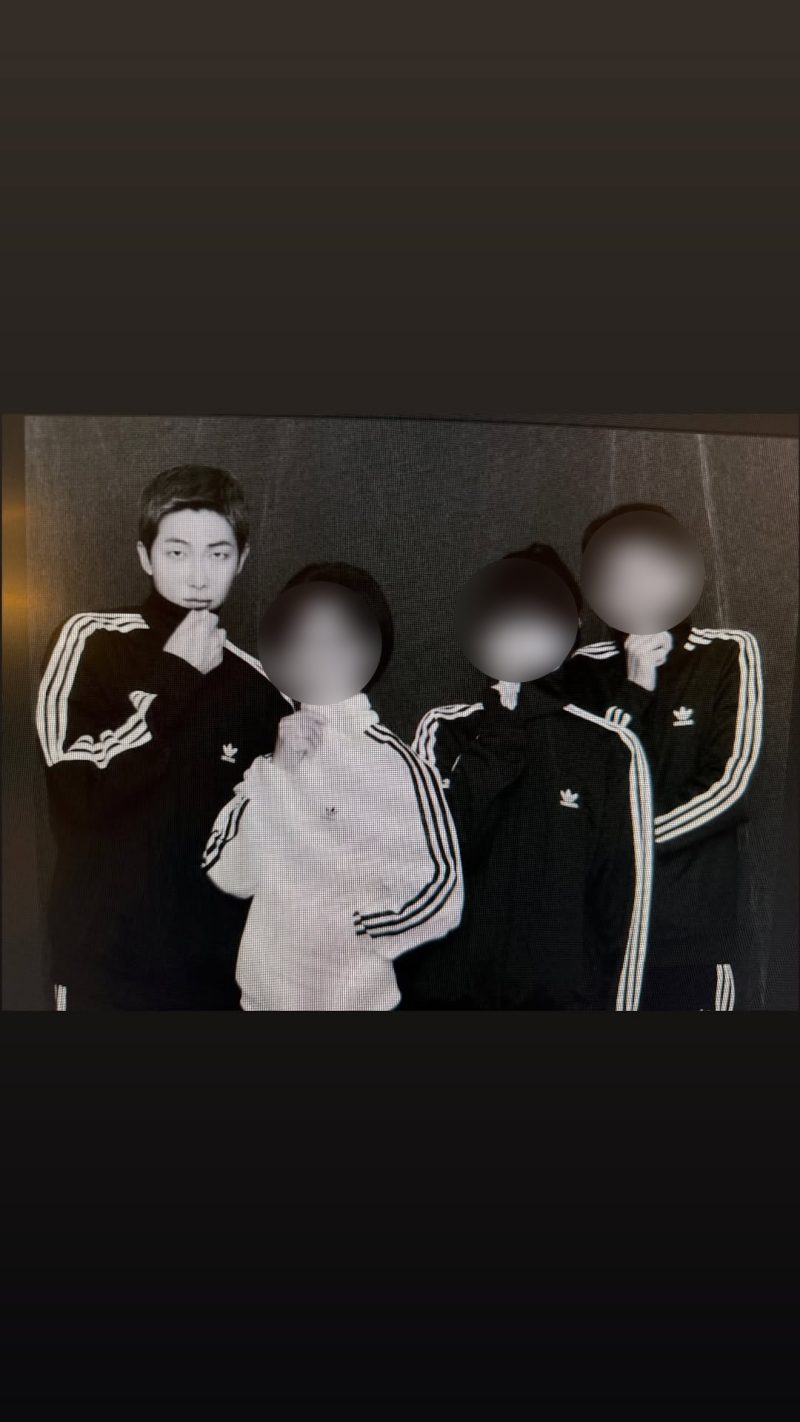 방탄소년단 RM, 부모님・여동생과 찍은 가족사진 공개 '훈훈 단란'