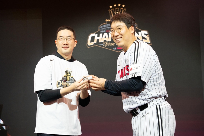 ‘KS MVP’ 김현수에 주어진 롤렉스…LG, 구광모 회장과 2025 통합우승 기념 행사