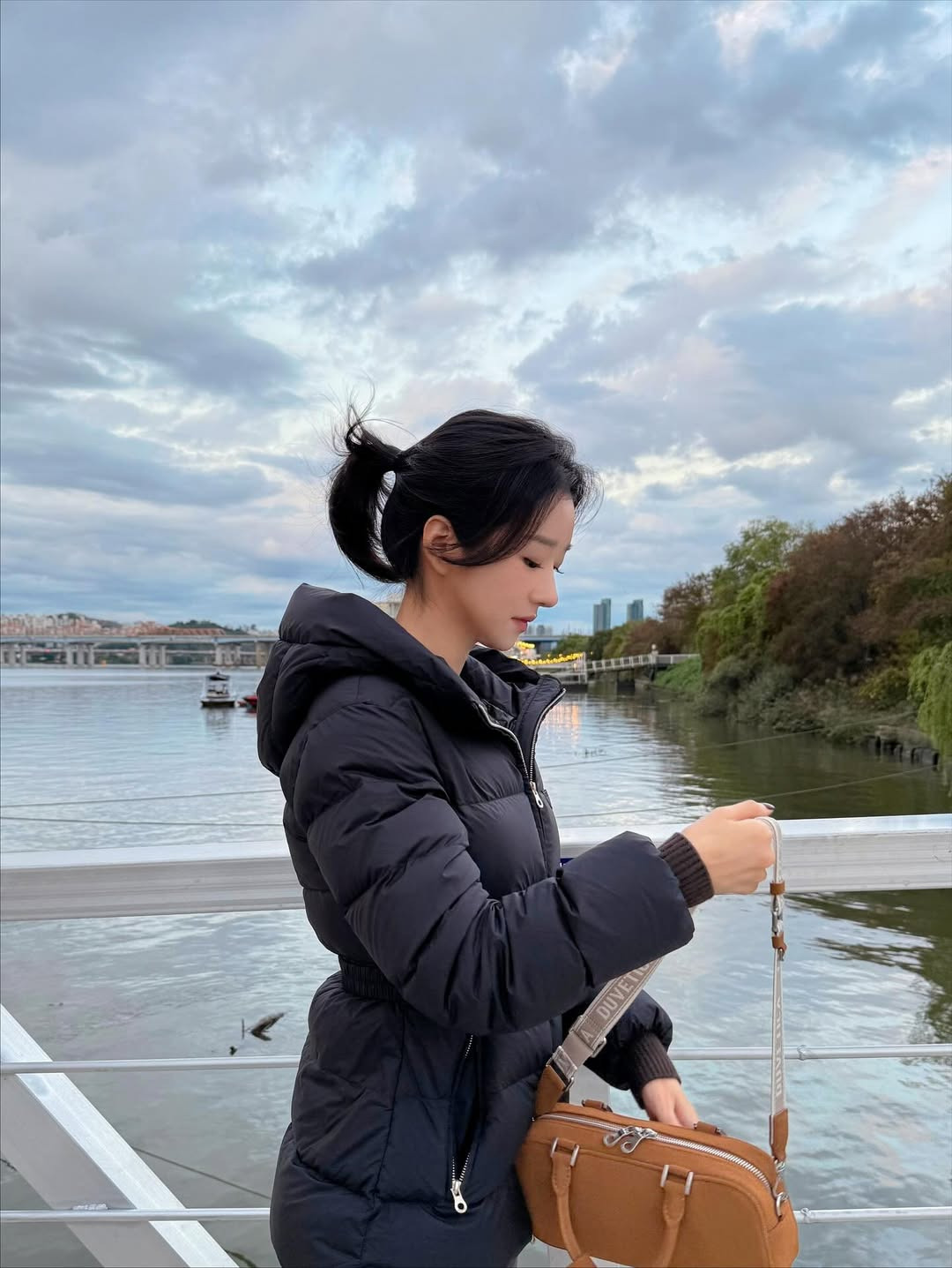 36살 서예지, 3년 만의 복귀 앞두고 패딩 뚫고 나온 독보적 아우라 뽐내 | FashionNavi