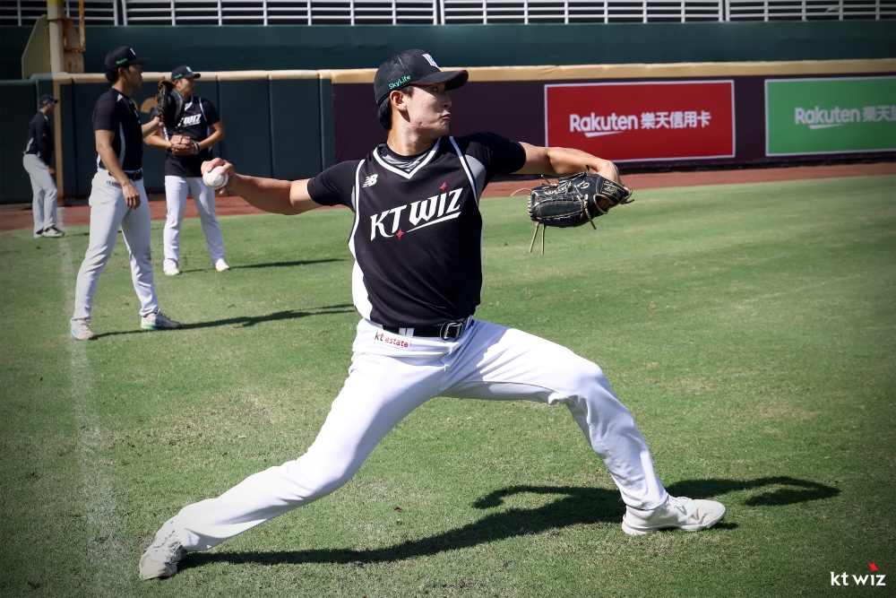 "힘 있는 공 던진다" 152승 레전드도 인정한 잠재력…첫 실전 앞둔 KT 1R 신인 박지훈 "조금씩 실감 난다"