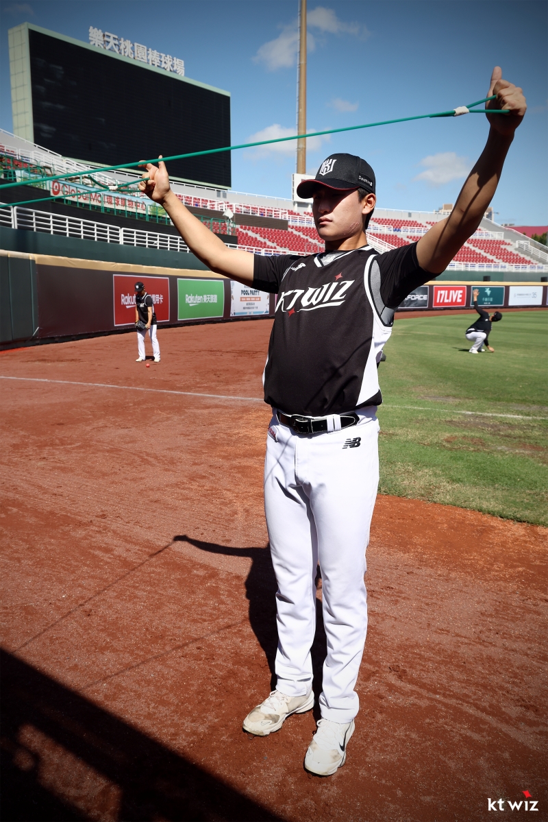 "힘 있는 공 던진다" 152승 레전드도 인정한 잠재력…첫 실전 앞둔 KT 1R 신인 박지훈 "조금씩 실감 난다"