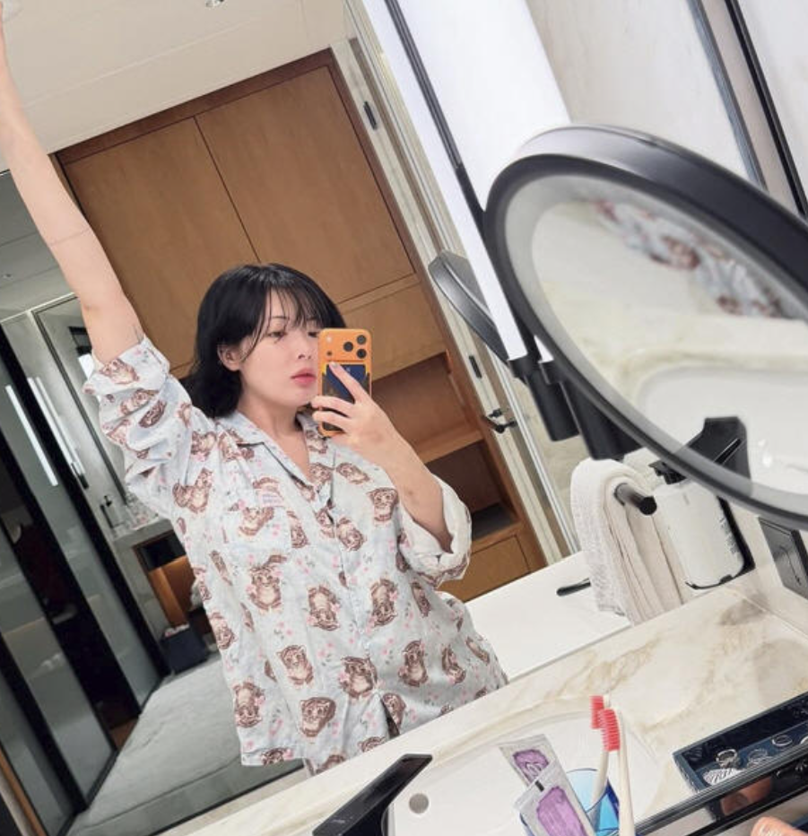 뼈말라의 귀환…현아, 10kg 감량 후 49kg 아찔한 잠옷 자태 | FashionNavi