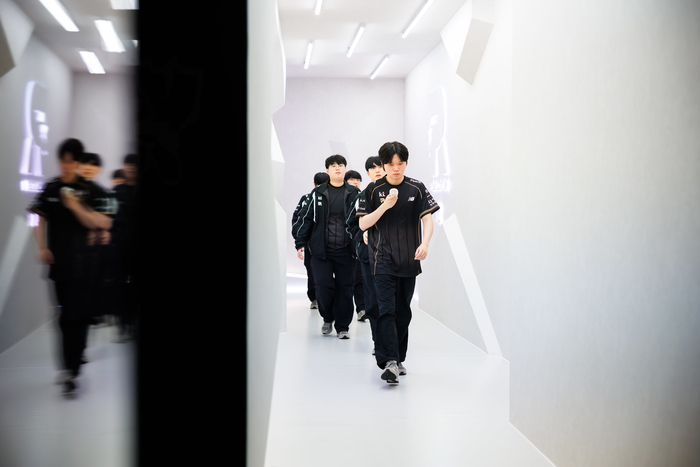 “끝내 한 걸음 모자랐다” KT, T1에 2-3 패배 ‘눈물의 청두’…반란은 완성되지 못했다 [SS롤드컵 결승]