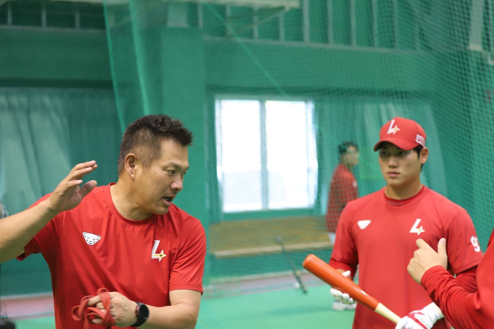 NPB 403홈런 거포가 SSG 캠프에 등장했다…"중요한 것들 계속 꾸준하게 얘기할 것"