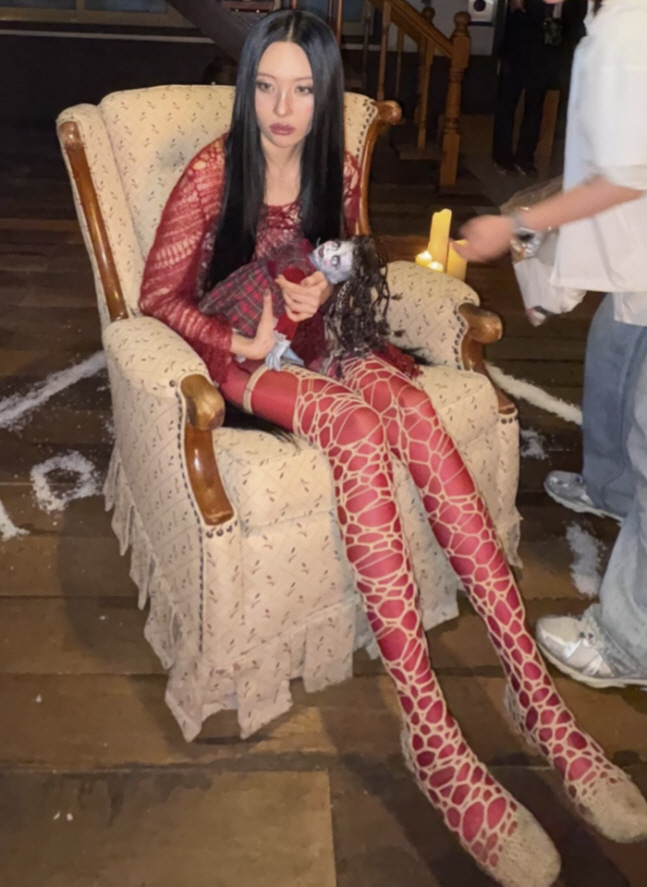 빨간 타이즈+긴 머리 늘어뜨린 섬뜩 선미 “귀신 친구들이랑”[SCin스타]