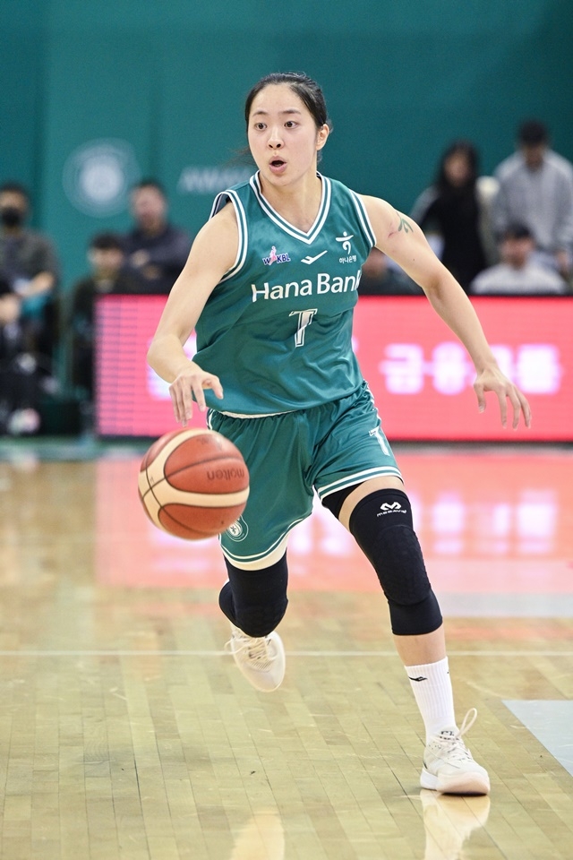 ‘하나은행이 달라졌다!’ 박소희 맹활약 앞세워 홈 우리은행전 27연패 및 개막전 5연패 탈출!…이상범 감독 WKBL 데뷔전서 승리