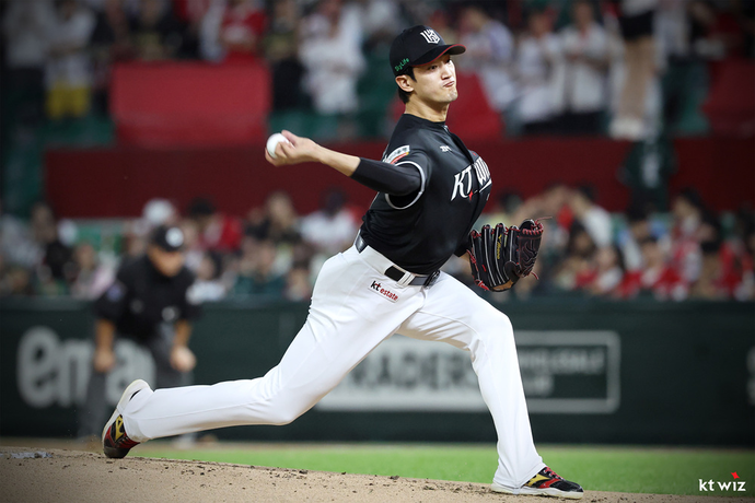 KT 고영표, ‘토종 투수’ 첫 KBO 수비상 선정...SSG 좌익수 에레디아 첫 3연속 수상