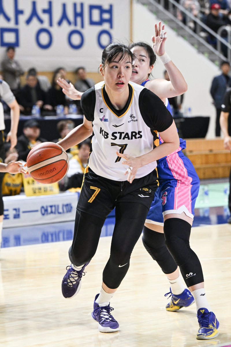 ‘여제 복귀’ KB, 개막전서 21점 차 대승…빠른 템포·날카로운 외곽까지
