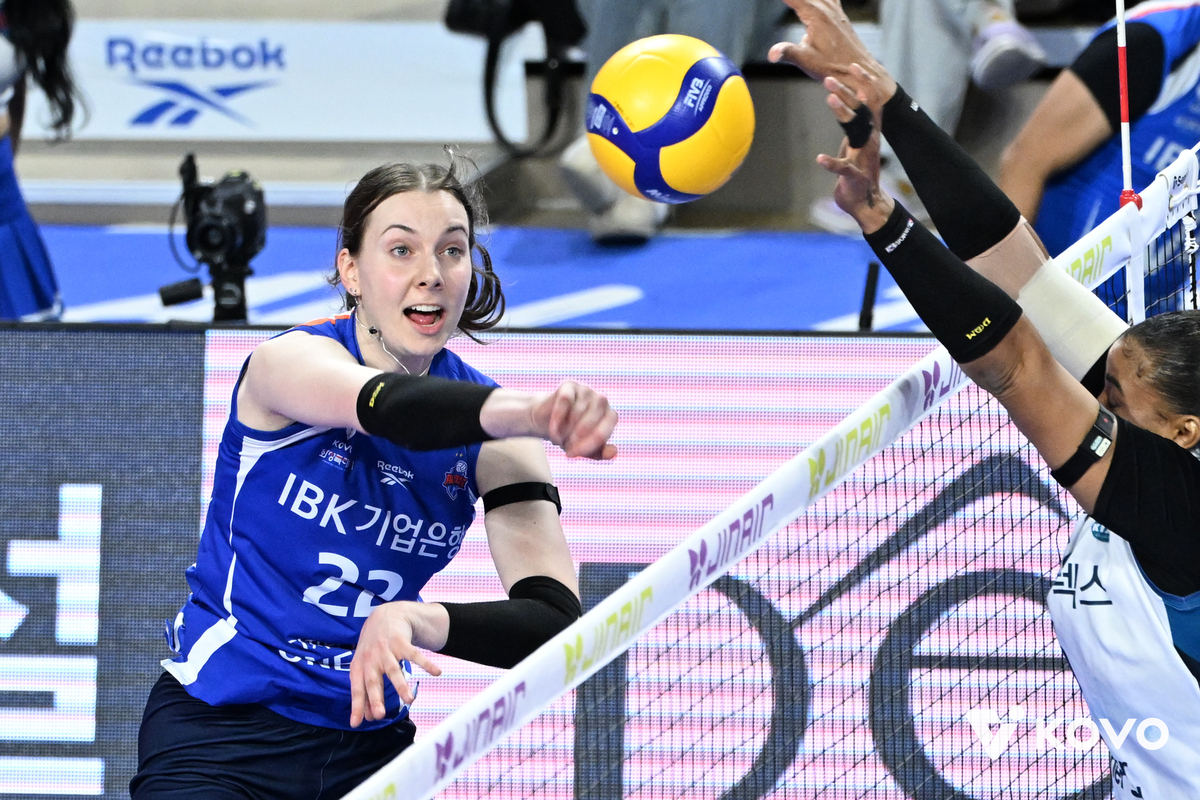 “아웃사이드 히터 선발 두 자리요? 하∼ 킨켈라 공격 연습하는 것 좀 보고 결정할게요”… IBK 김호철 감독의 ‘킨켈라 딜레마’ [화성 현장 프리뷰]