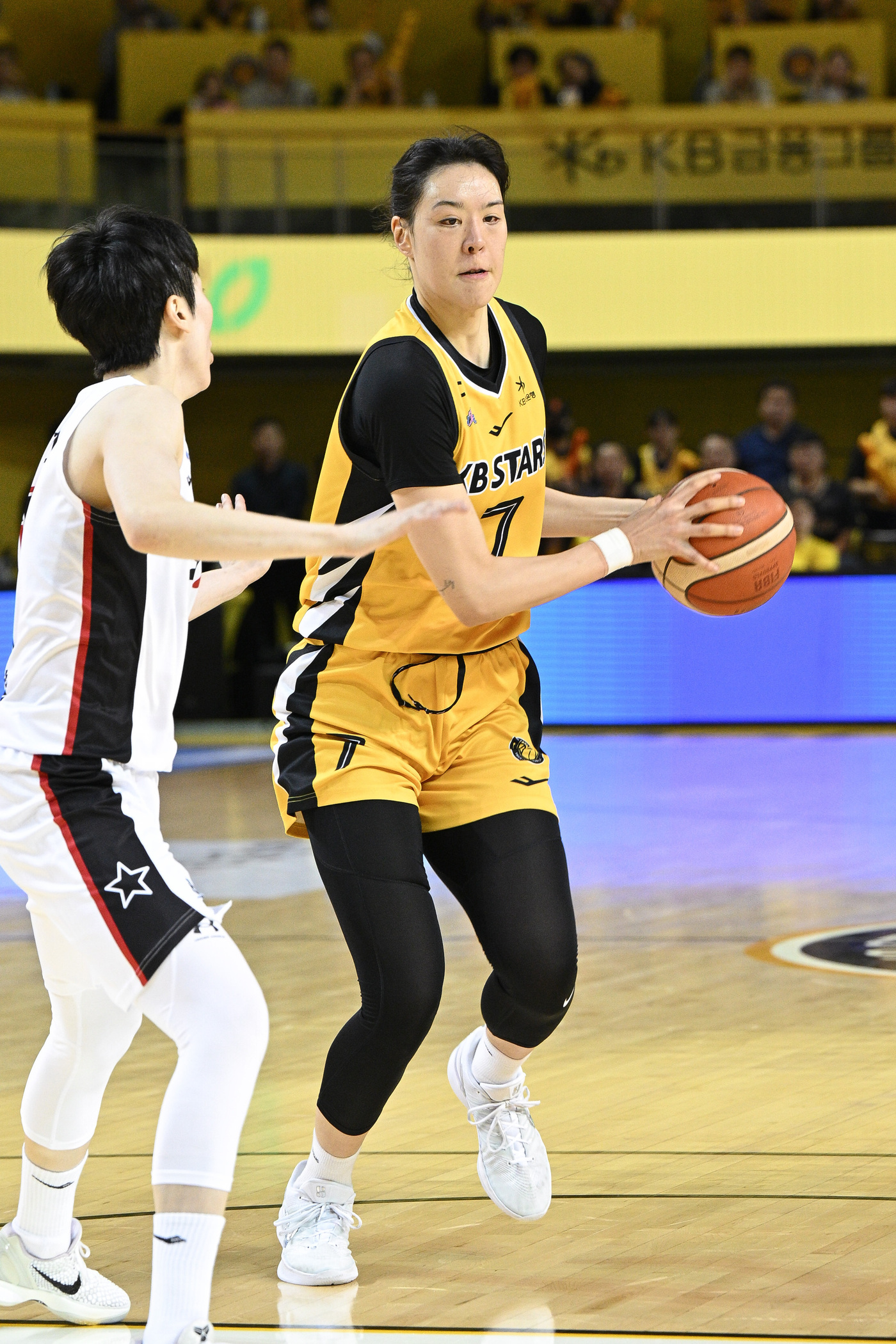 '박지수 더블더블' KB, '디펜딩 챔프' BNK 제압…개막 2연승