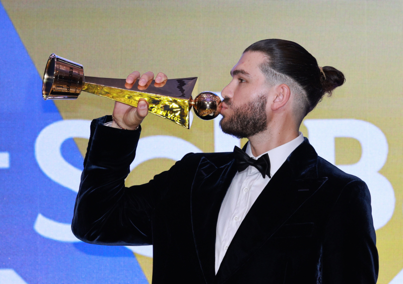 ‘4관왕’ 폰세, 19년 만 한화 출신 MVP…신인왕은 KT 안현민