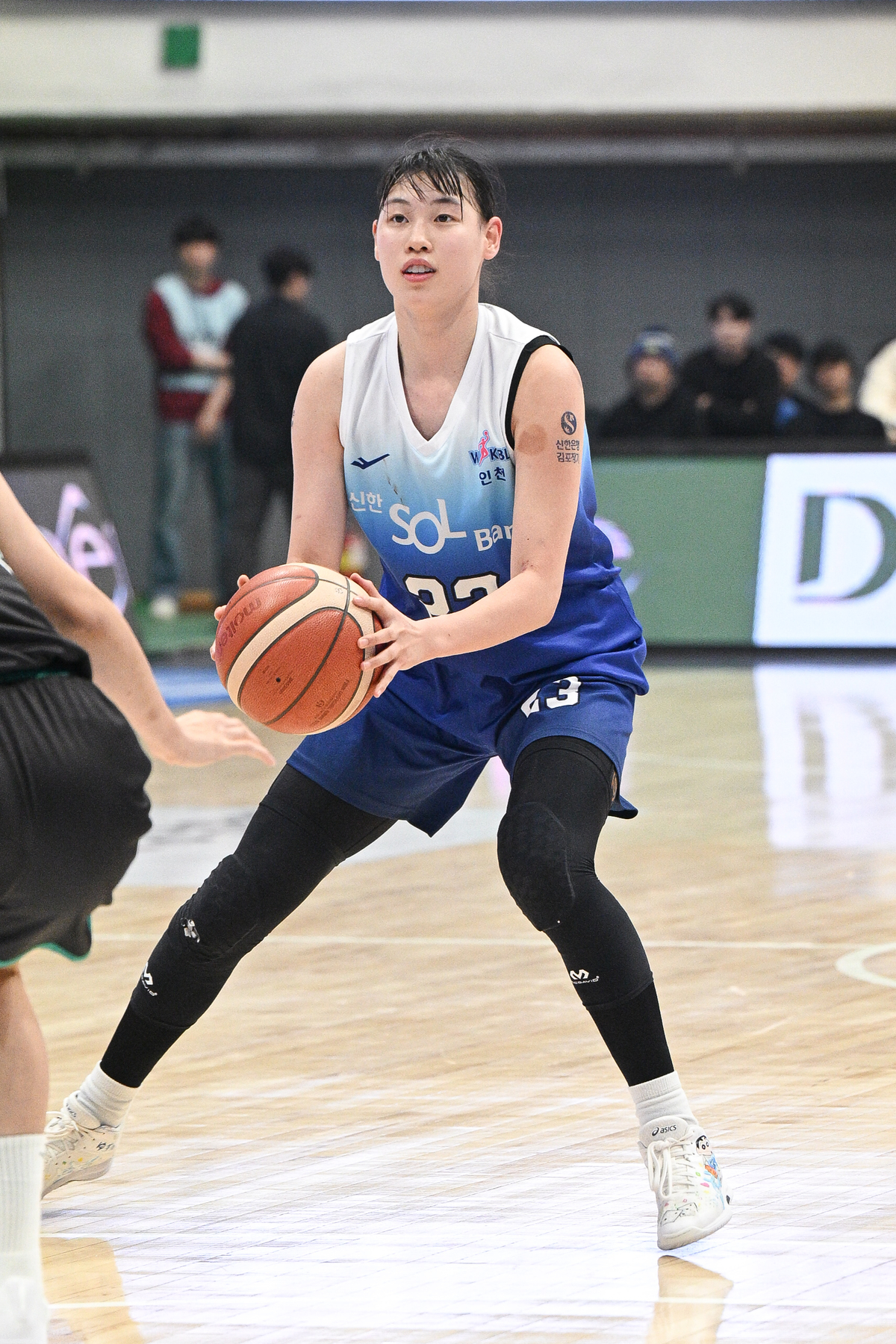 돌아온 MVP 박지수 버티는 KB만 홀로…WKBL, 물고 물리는 혼전