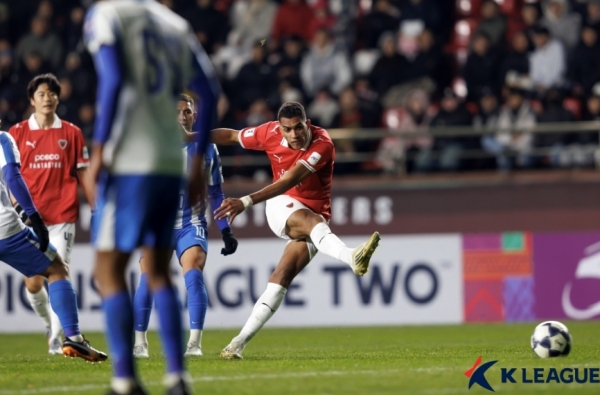 ‘이호재 멀티골’ 포항스틸러스 빠툼 2-0 완파 16강 확정