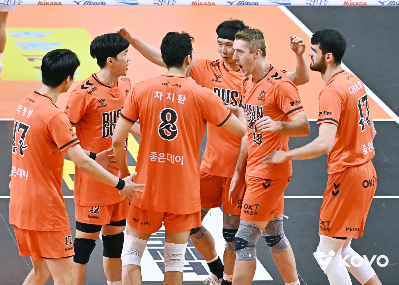 OK저축, 삼성화재 3-0 완파…신영철 감독 V리그 최초 300승 달성