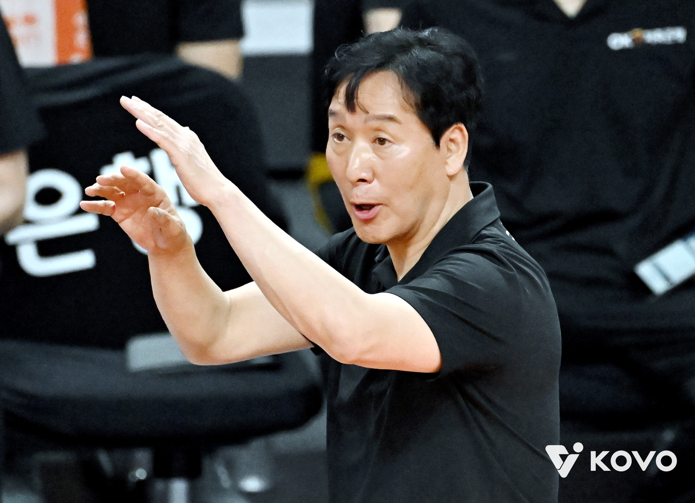 '봄 배구 청부사' 신영철 감독, 20년 만에 일군 '300승' 대업