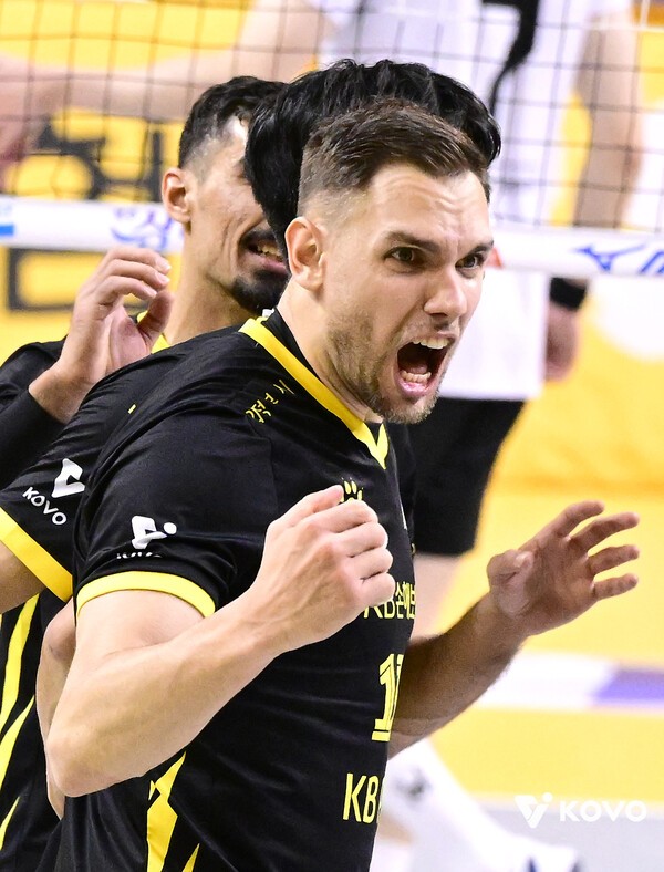 '비예나 25점' KB손해보험, 풀세트 혈전 끝에 현대캐피탈 격파…1위 추격 기치 올렸다