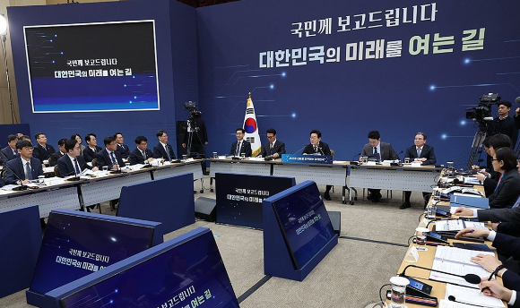 과기정통부 업무보고...李 "부총리 격상한 이유 알아야"