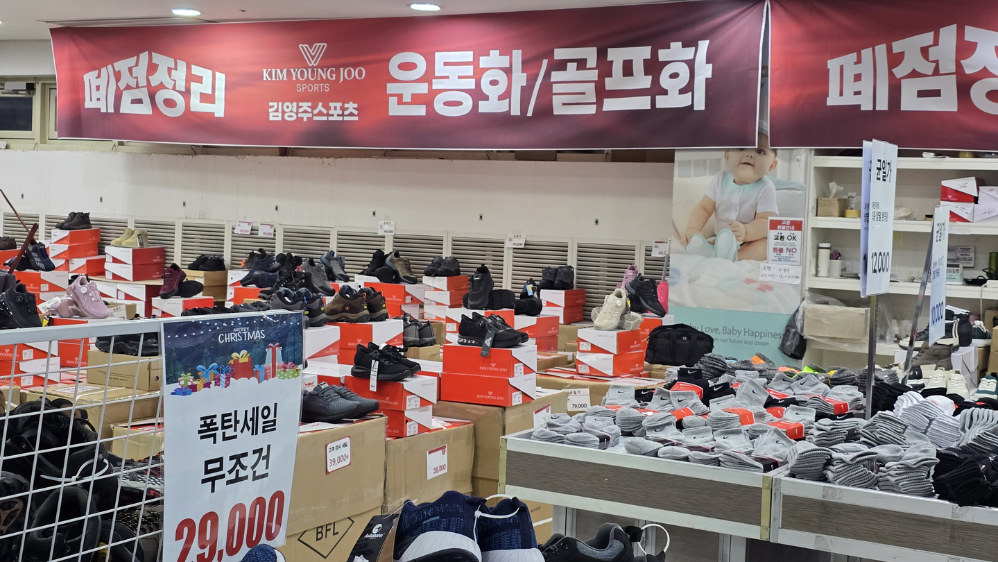 Urban outlets continue to struggle, caught between shopping malls and ...