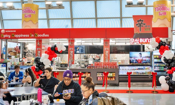 뉴욕 공항에서 끓여 먹는 신라면…농심, ‘신라면 분식’ 4호점 오픈