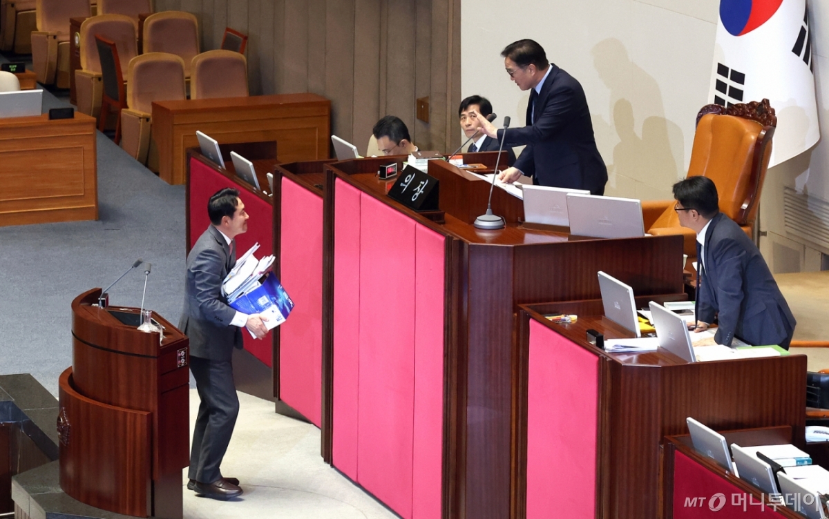 장동혁 24시간 필버 뚫고...내란전담재판부 설치법, 與 주도 본회의 통과